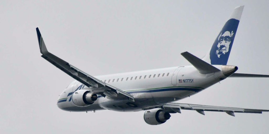 L'avion d'Alaska Airlines perd une partie de son fuselage, provoquant ...